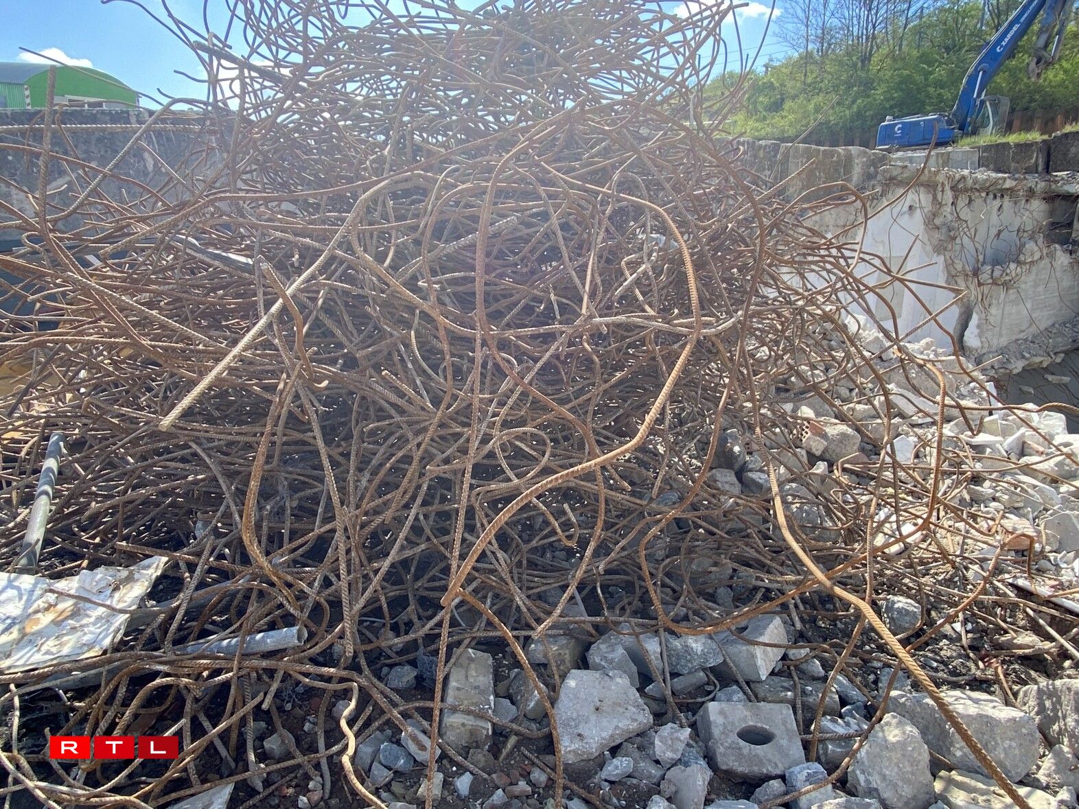 12,500 m² of concrete: Demolition of former social security building ...